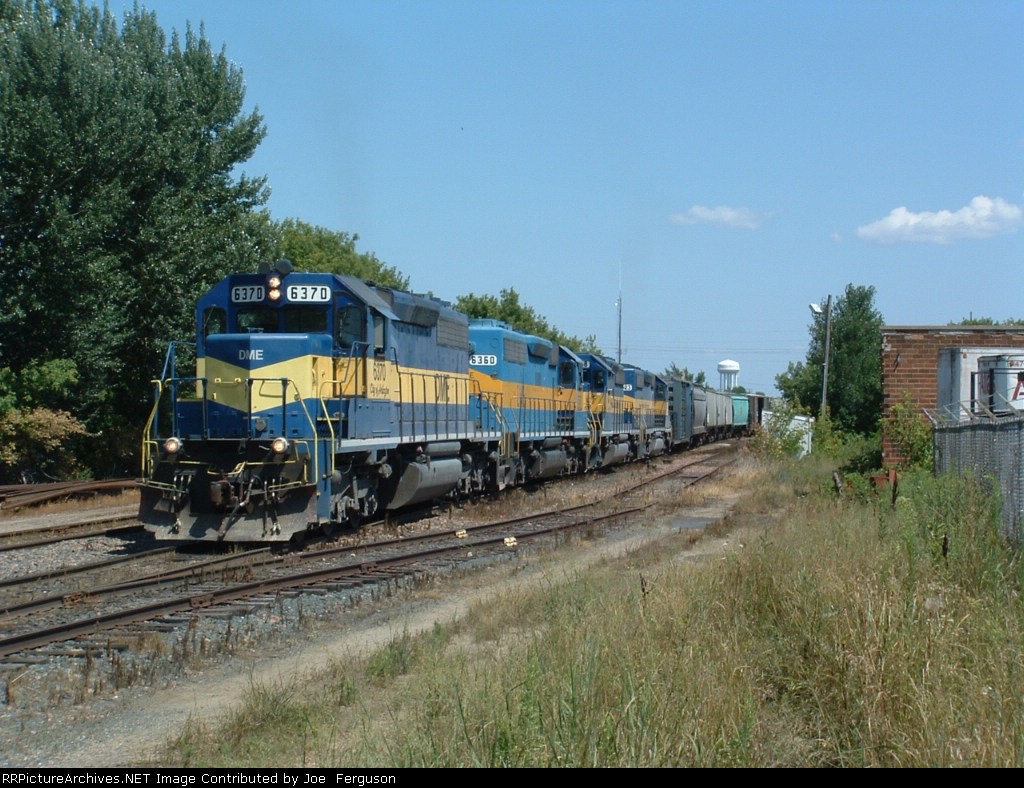 DME 6370 breaking down its train at Mason City, IA